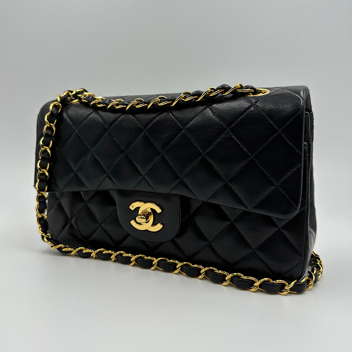 Petit sac Classique Chanel agneau noir & or | Le Dressing des Alpilles